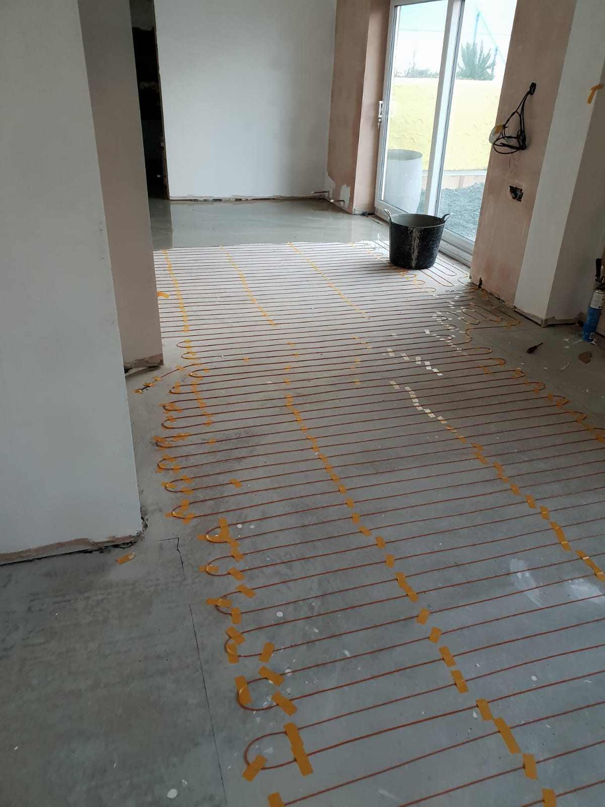 Installing underfloor heating cable – Underfloor Heating HQ